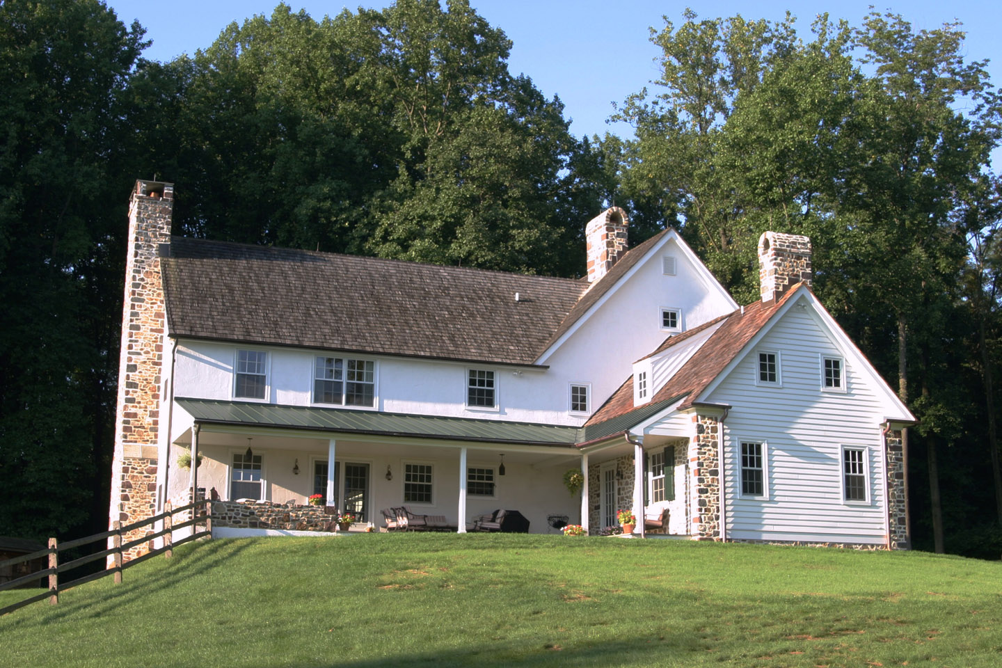 Colonial Farmhouse - worthingtonshagencustombuilder