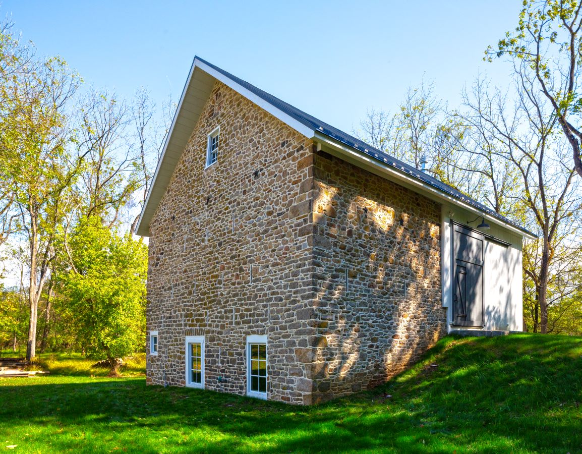 Colonial Stone House Barn - worthingtonshagencustombuilder