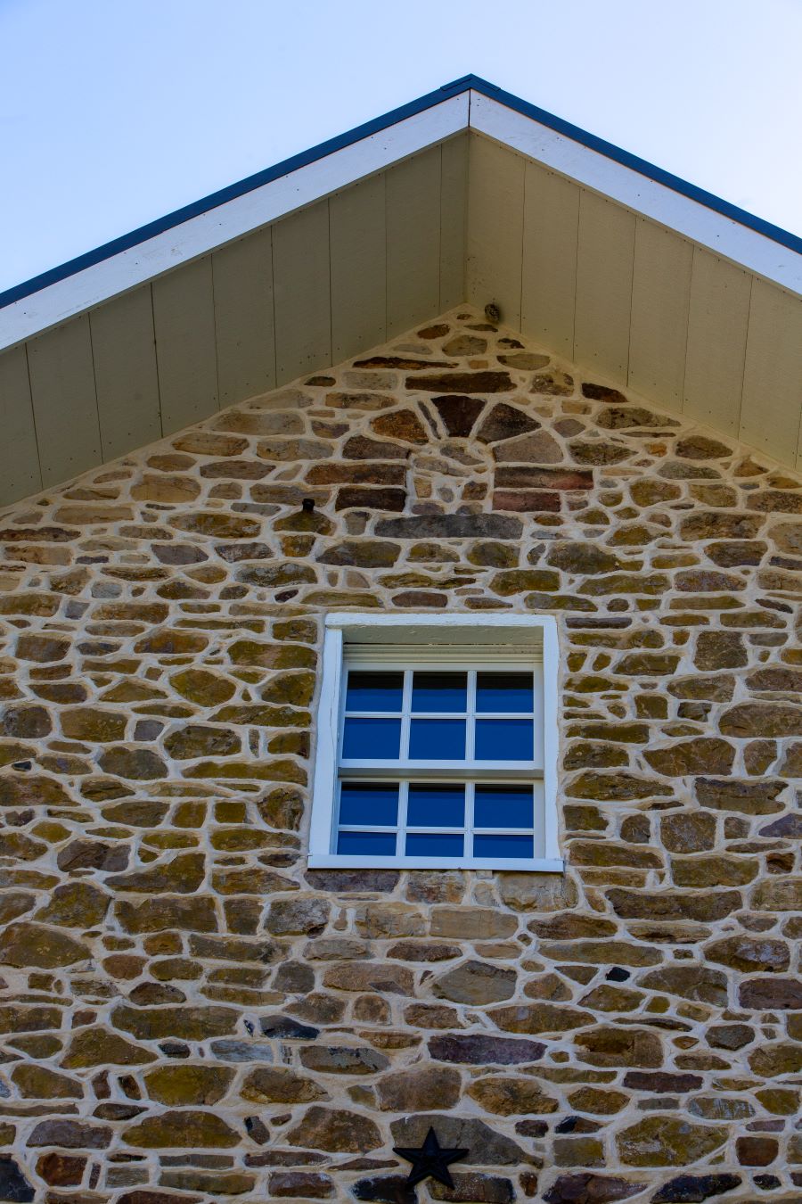 Colonial Stone House Barn - worthingtonshagencustombuilder
